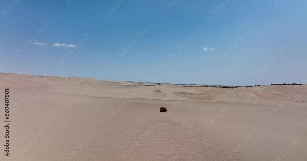 Vidéo Stock Dune buggies in Huacachina, Peru desert. Fast sand buggy ...