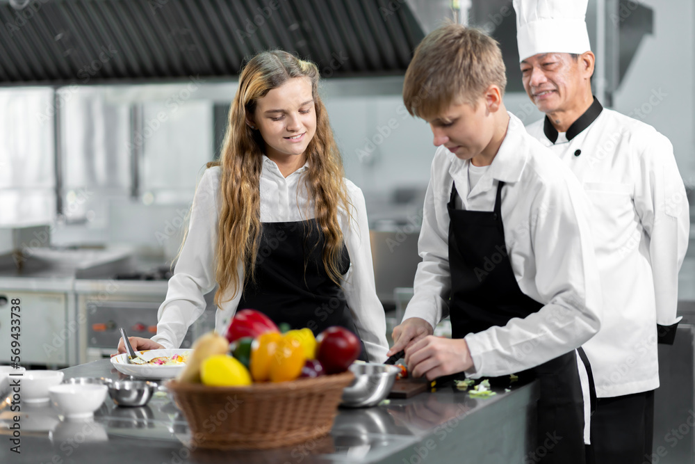 Foto de Students are learning to cook in a culinary institute with a ...