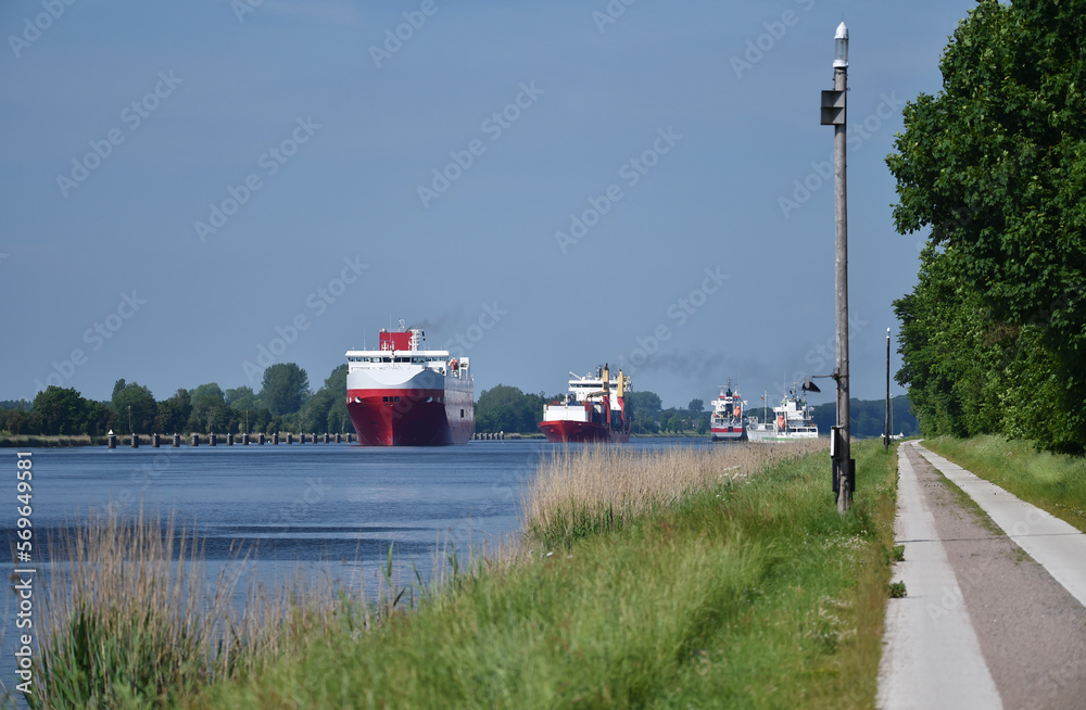 Autotransporter, Containerschiff und Frachtschiffe begegnen sich in einer Ausweichstelle im Nord ...