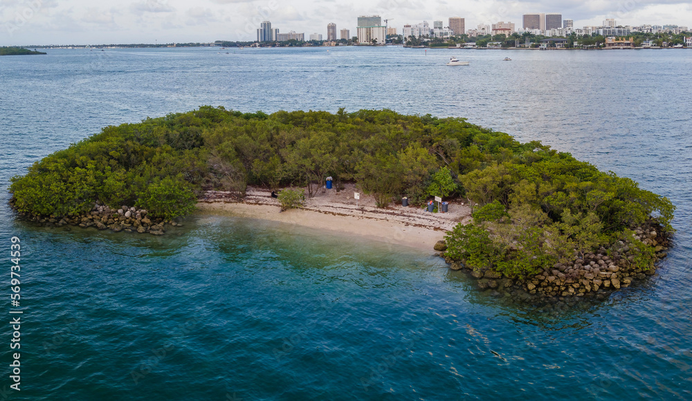 Foto de Austin Island with rocky shore on the side and sand shore in ...