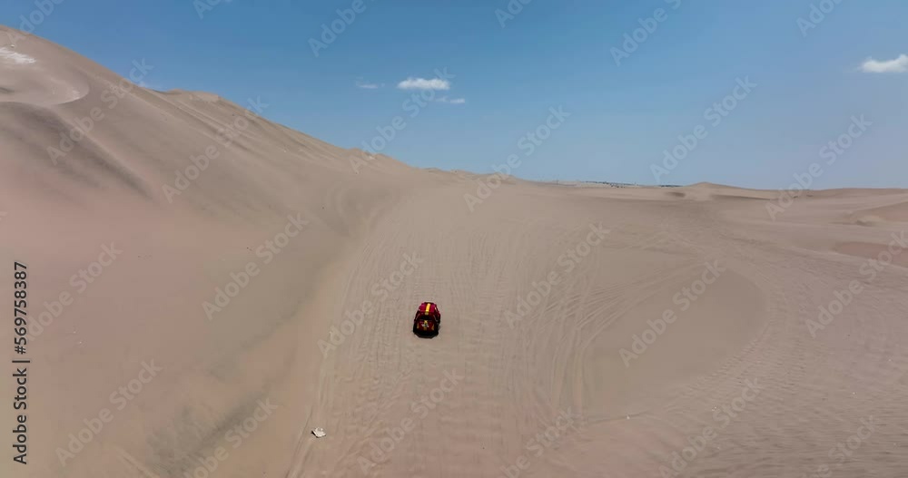 Vidéo Stock Dune buggies in Huacachina, Peru desert. Fast sand buggy ...