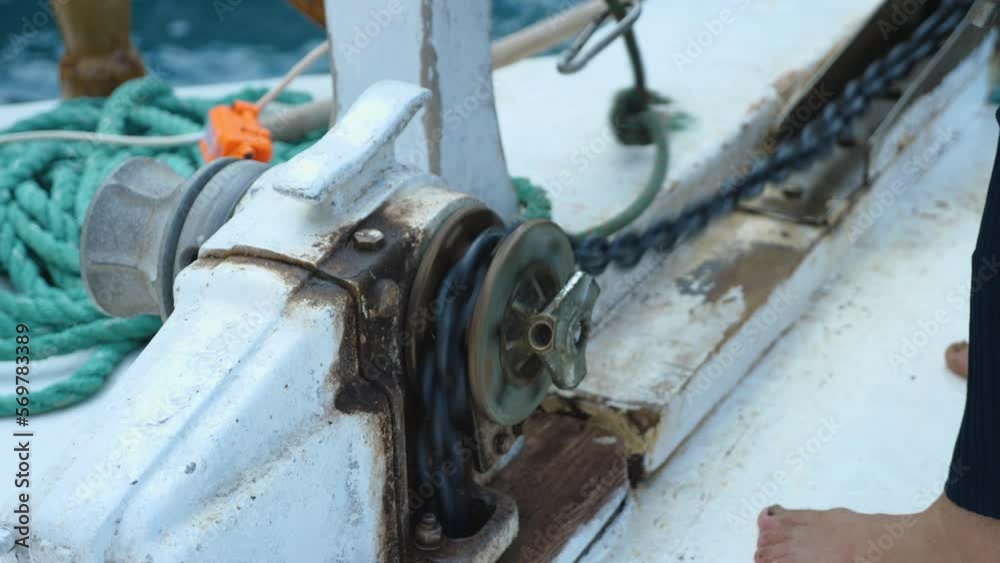 Vidéo Stock A human hand using a tube turns the anchor lowering ...