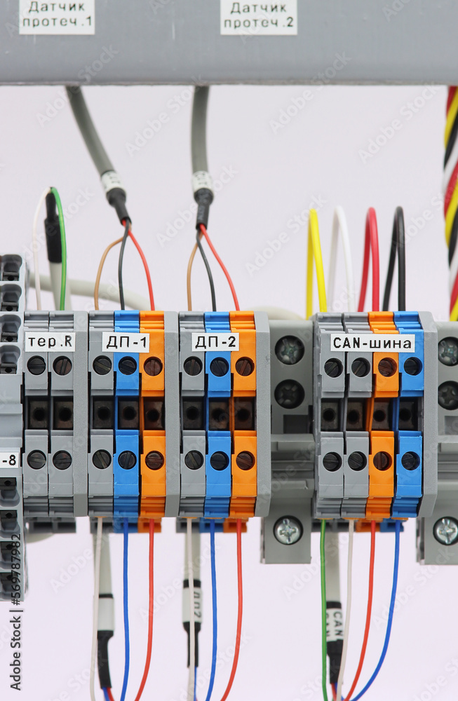 Foto de Electrical terminals for connecting electrical copper wires in ...