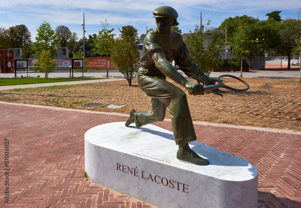 Foto de Rene Lacoste statue at Roland Garros tennis courts. Paris ...