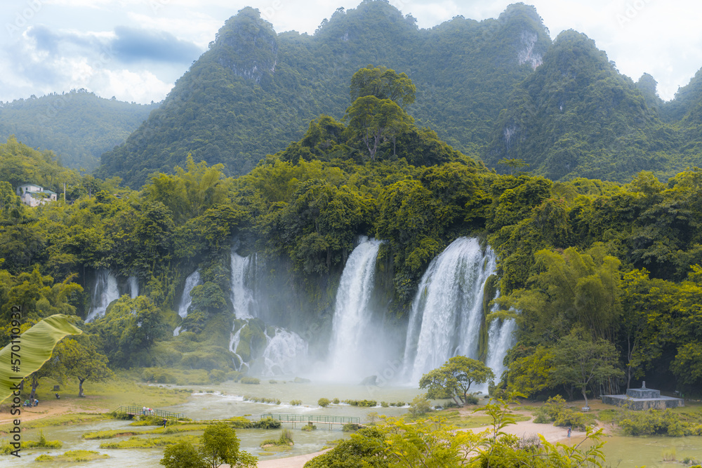 Foto de Ban Gioc waterfall or Detian waterfall is landmarks name of ...