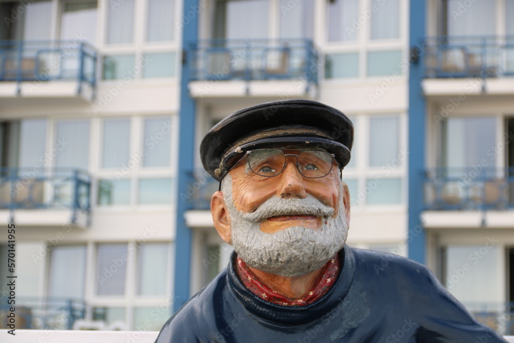 Porträt Figur alter, fröhlicher Seemann am Strand in Cuxhaven Duhnen ...