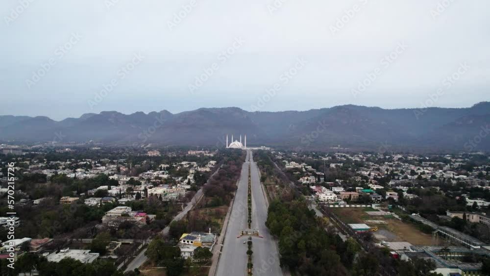 Wideo Stock: Morning Aerial view of Faisal Mosque from a distance ...