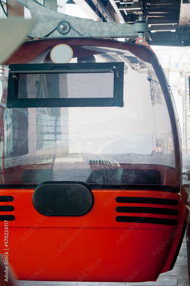 Foto de Small empty red funicular railway cabin stay inside terminal ...