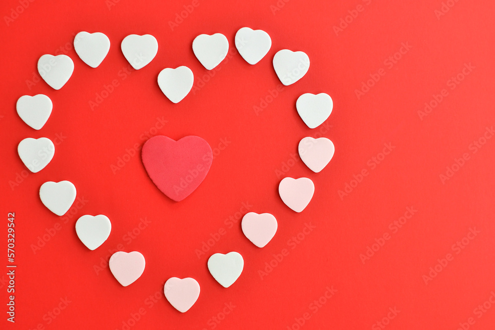 Corazones blancos y rojo formando un corazón grande. Stock Photo ...