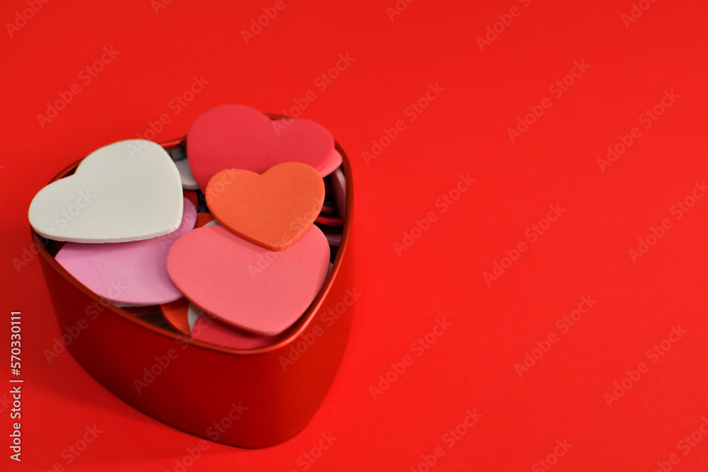 Caja en forma de corazón llena de corazones de colores. Espacio para ...