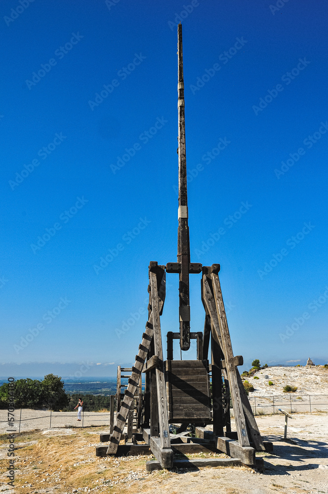 Foto de Back view, far distance of, a mid-evil, rock throwing weapon ...