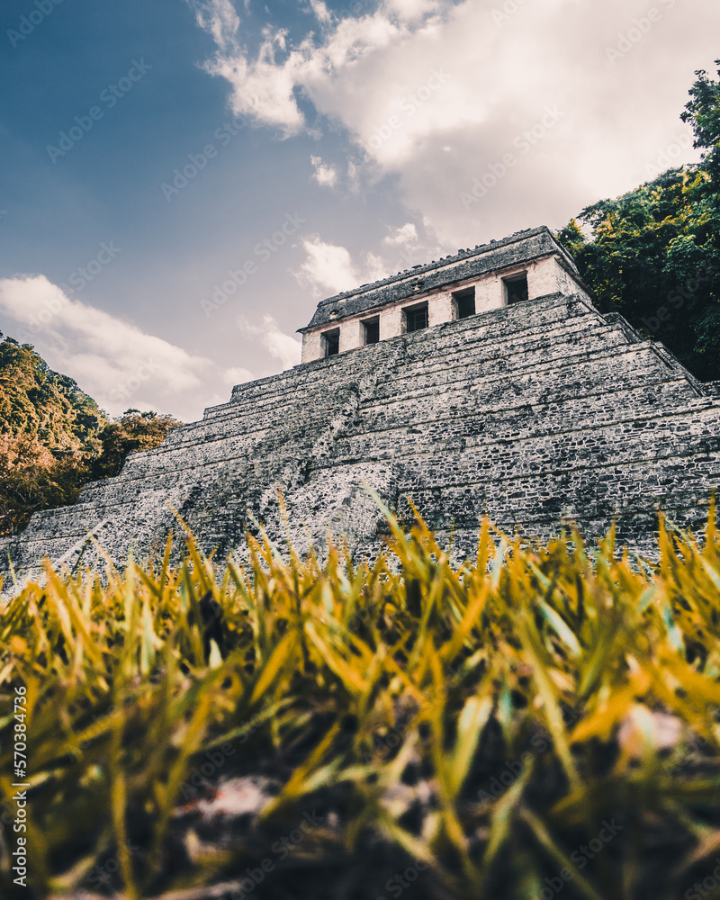 Pirámide en la zona arqueológica de Palenque vista a ras de suelo Stock ...