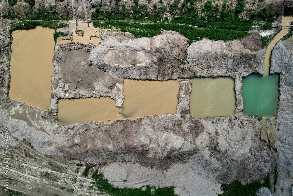 Foto de A top-down aerial view of several slurry wastewater pits at a ...