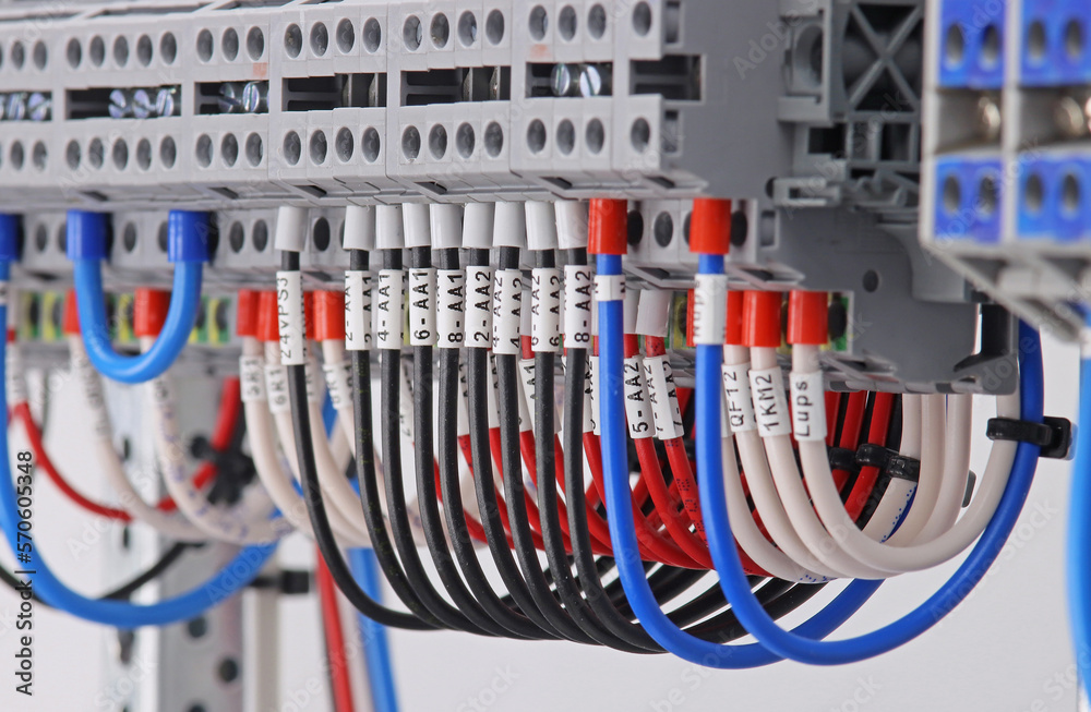 Foto de Electrical terminals for connecting electrical copper wires in ...