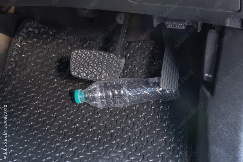 Water bottle get stuck under the "brake", a danger that you did not ...