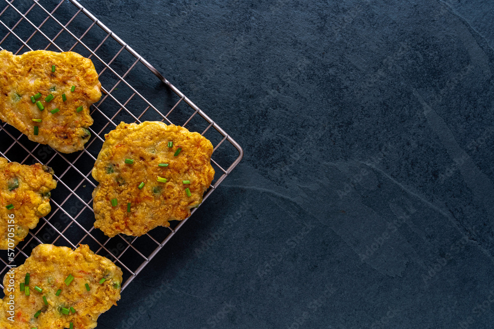 Foto de Shrimp and scallion "jeon," a Korean savory pancake or fritter ...