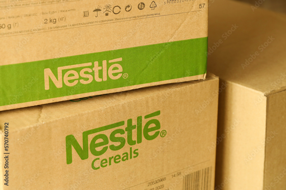 Foto de KYIV, UKRAINE - MAY 4, 2022 Big cardboard boxes with logo of ...