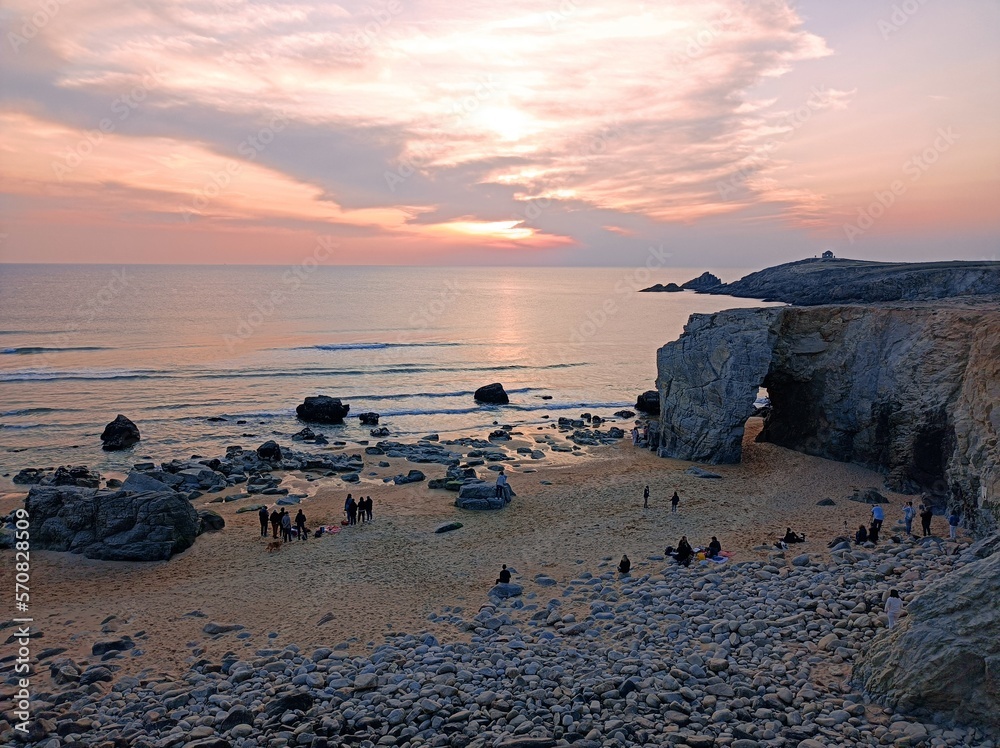 L'arche de Port Blanc sur la côte sauvage de la presqu'île de Quiberon ...