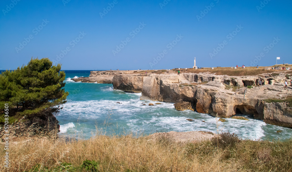 Turistas y locales visitando la rocosa costa de Roca Vecchia para darse ...