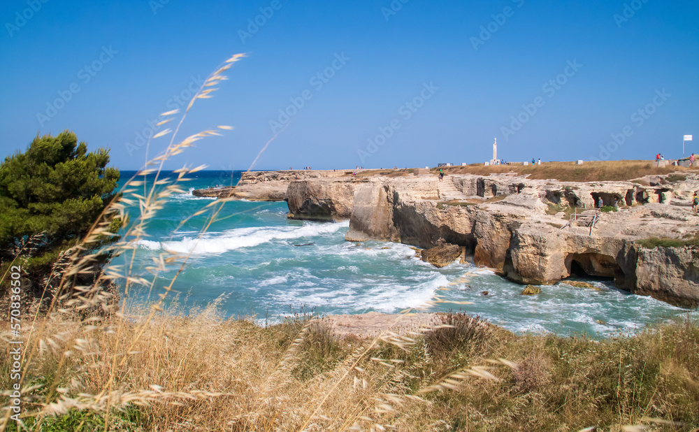 Turistas y locales visitando la rocosa costa de Roca Vecchia para darse ...
