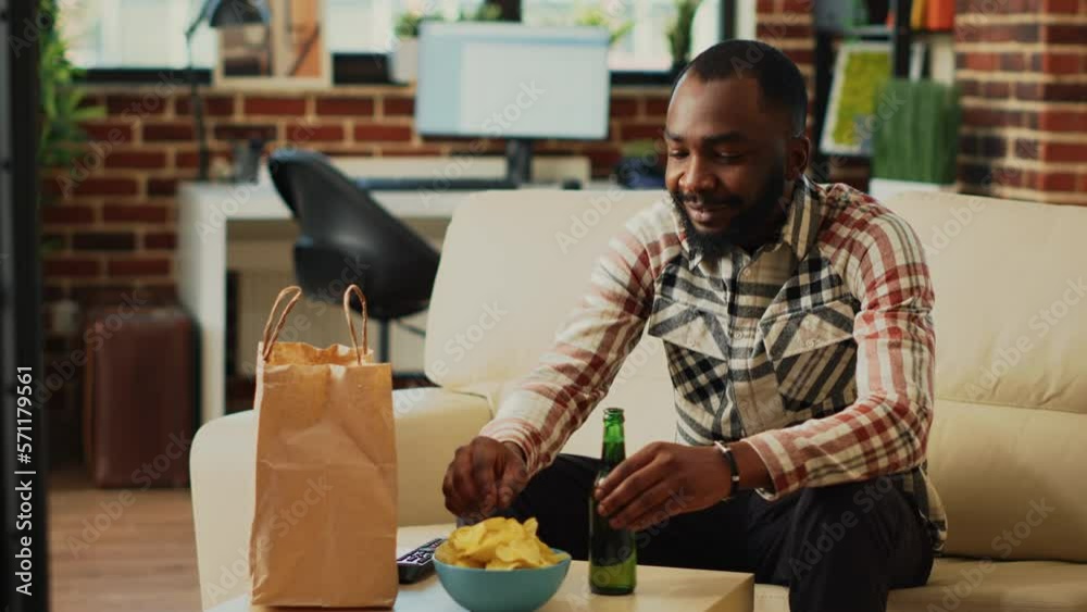Vidéo Stock Relaxed guy having meal from fast food takeout place ...