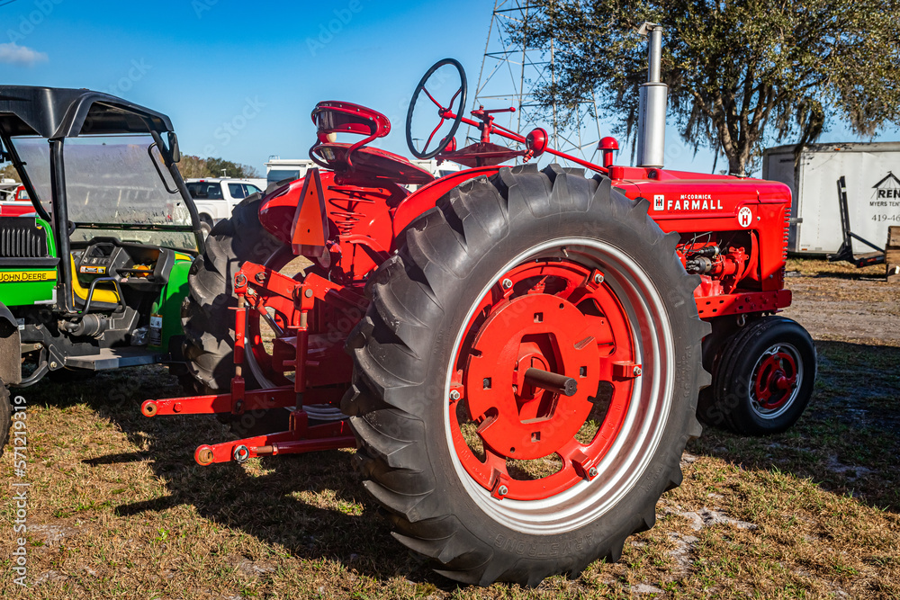 Foto de 1953 International Harvester McCormick Farmall Super H Tractor ...