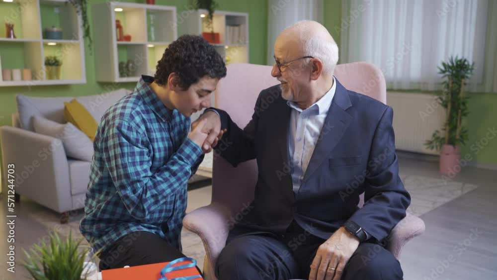 Vidéo Stock The sad grandfather is waiting for his guests at home. Old ...