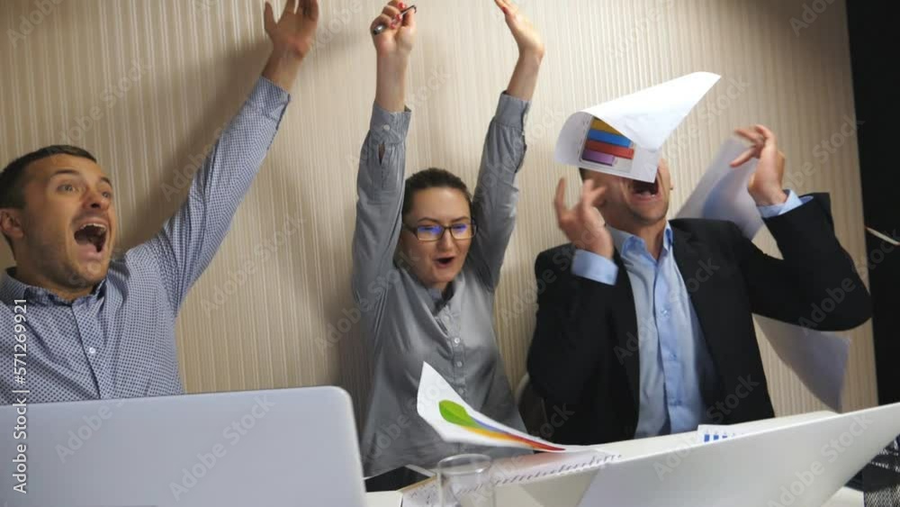 Vidéo Stock Young business people celebrating achievement throwing up ...