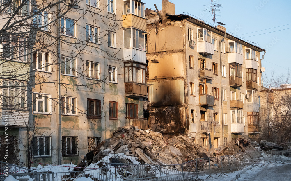 Foto de Multi-storey building after the explosion and fire. Entire ...