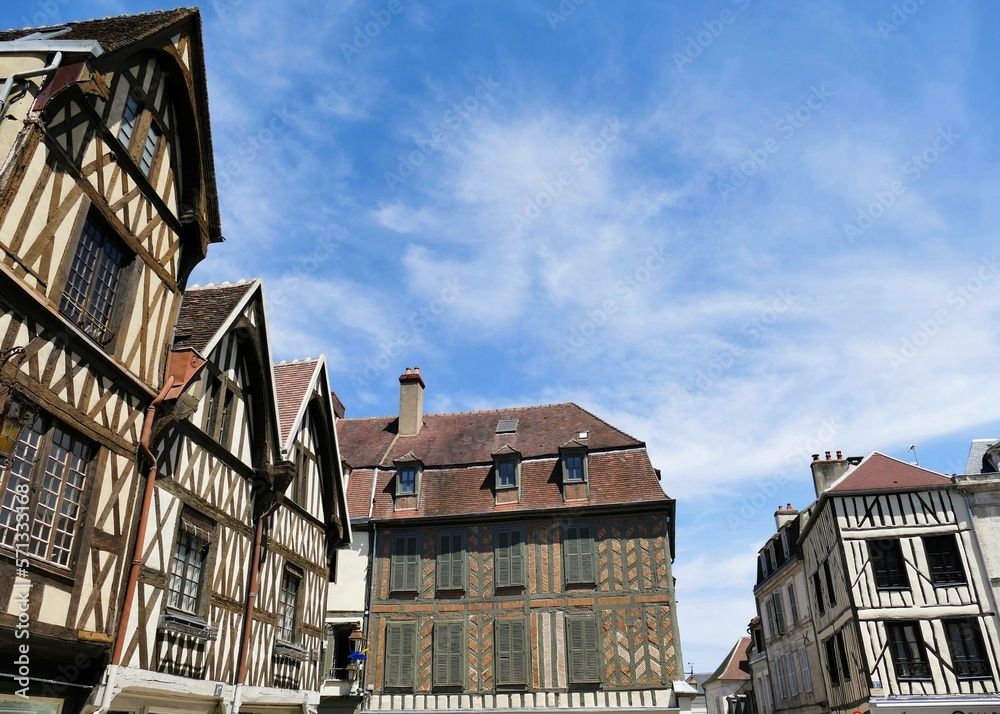 Façade de maisons médiévales à colombage à Auxerre Stock Photo | Adobe ...
