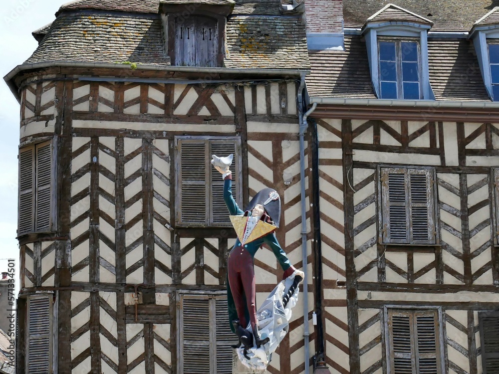 La statue de Cadet Roussel devant une maison médiévale à Auxerre Stock ...