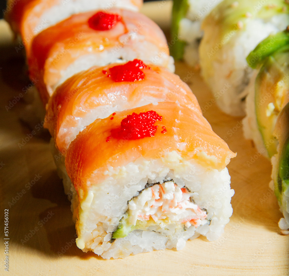 Sushi para menú. Fotos de tabla de rolles de sushi con topping para ...