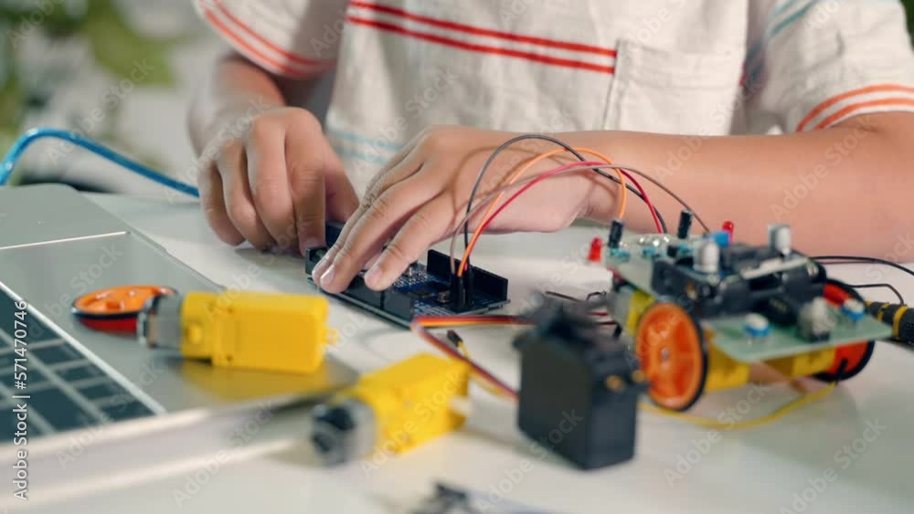 Vídeo do Stock: Little child plug USB data cable for programing code to ...