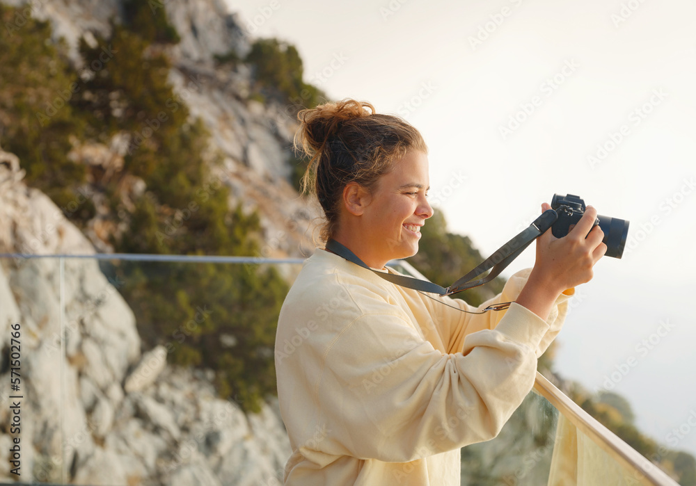 Foto de woman enjoys the view from the viewpont over Oludeniz, Turkey ...