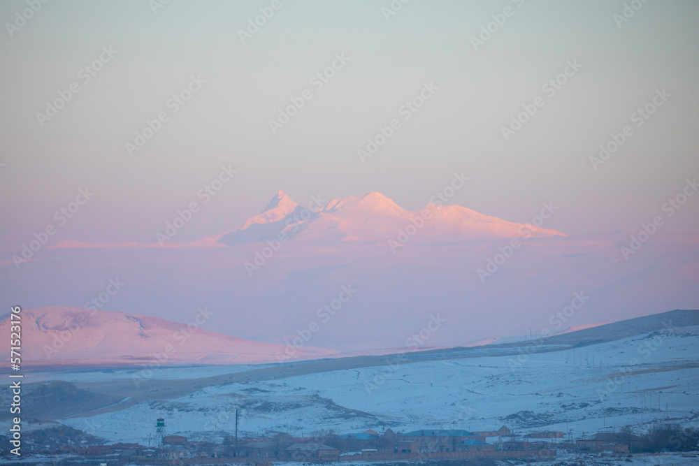 Foto de Four peaked volcano massif in Armenia "Mount Aragats (Alagöz ...