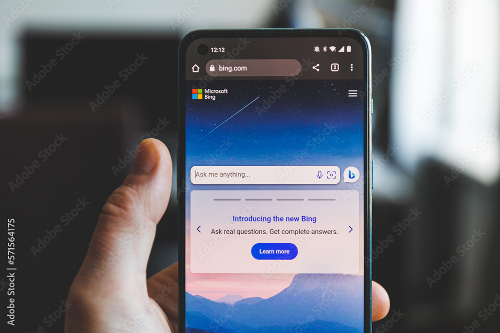 Foto de Close up shot of new Bing chatbot on smartphone. Microsoft Bing ...