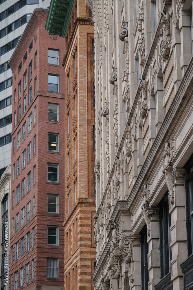 Foto de Historic and modern minimalistic building facade architecture ...