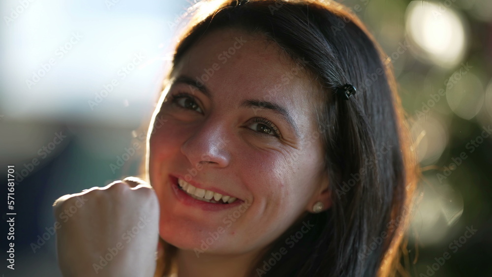 Foto de Woman 30s woman laughing and smiling. Female person authentic ...