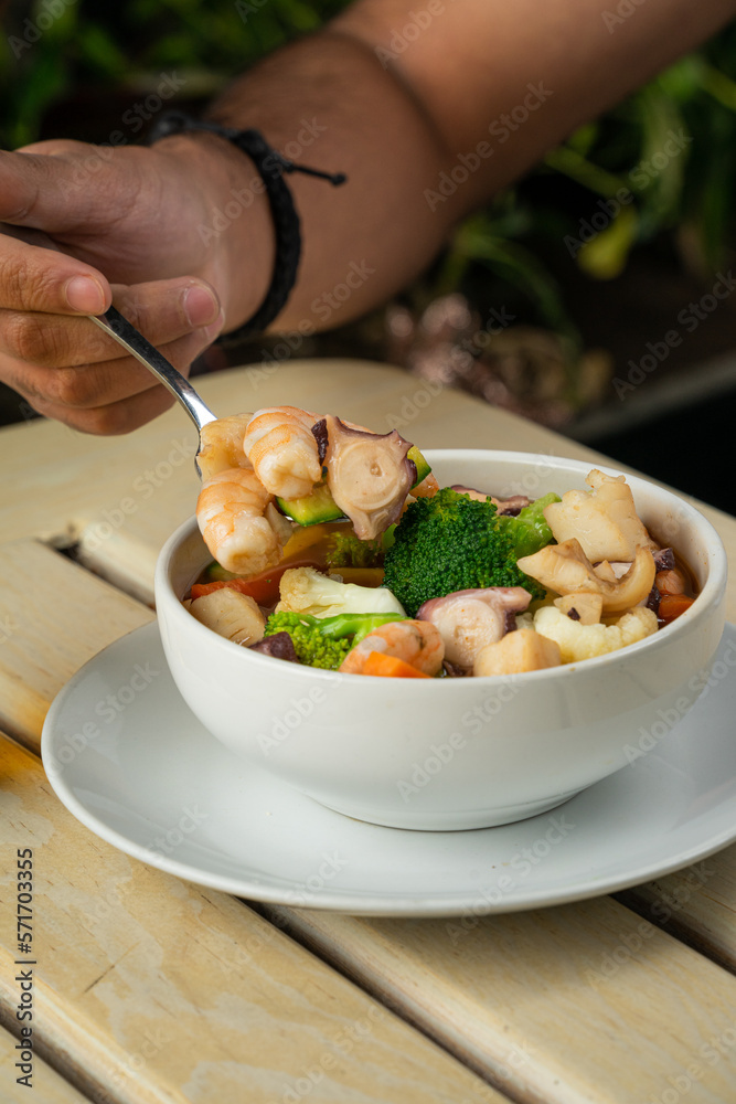 sopa de mariscos pulpo camarón callo de hacha verduras Stock Photo ...