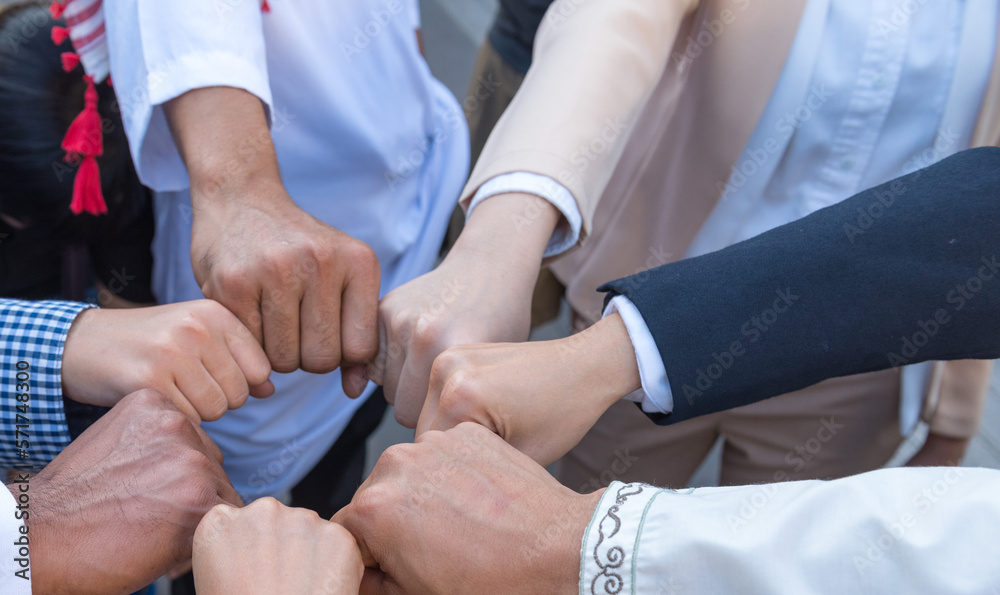 Foto de business people join fist bump hands together oneness under to ...