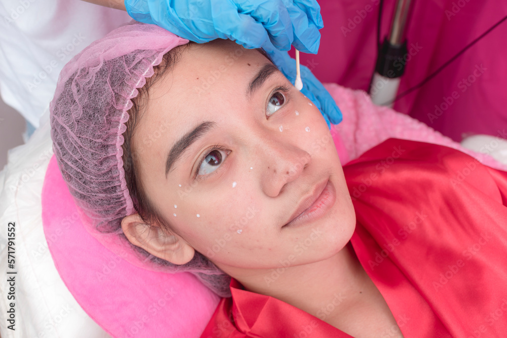 Fotka „An Esthetician applying numbing cream or local anesthetic to ...