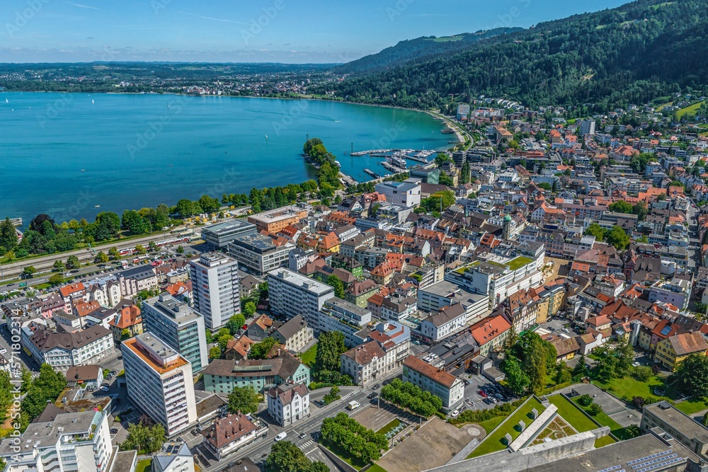 Vorarlbergs Bezirkshauptstadt Bregenz im Luftbild - Ausblick auf die ...