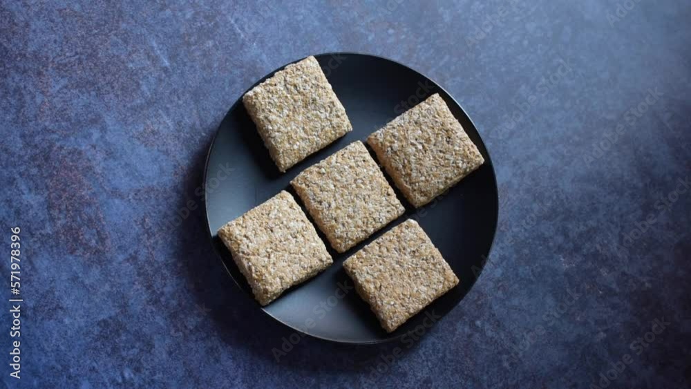 Khasta Gajak Indian traditional sweet made from sesame seeds vídeo do ...