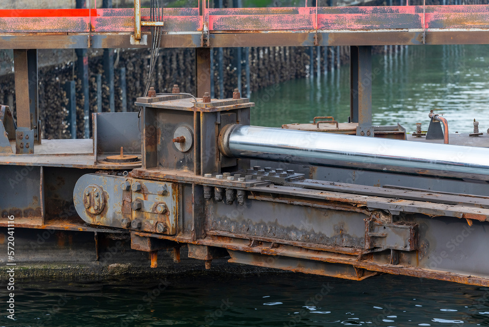 Verin hydraulique d'une écluse dans le port de Dunkerque - Gros plan ...