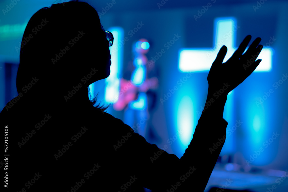 Silueta de persona clamando a Dios mientras canta Stock Photo | Adobe Stock