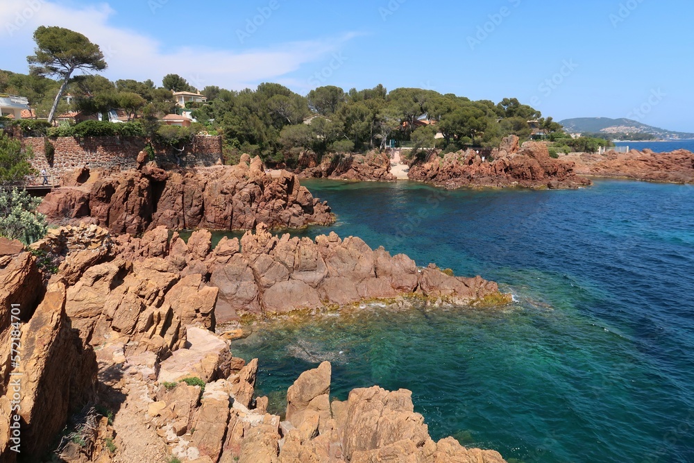Crique / calanque du Fournas à Saint-Raphaël, dans le Var, paysage de ...
