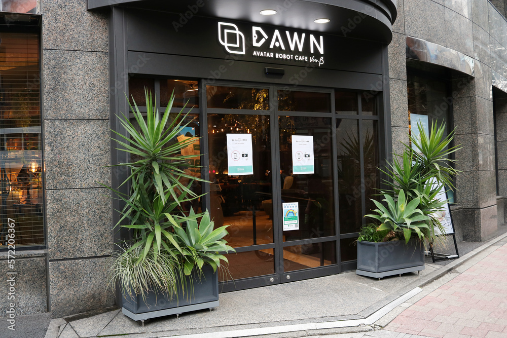 Foto de TOKYO, JAPAN - February 12, 2023: The entrance to a cafe with robots working in it, Dawn ...