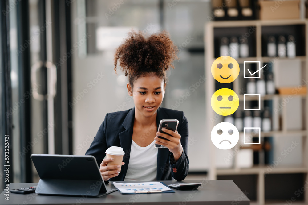 Foto de Customer service evaluation concept. woman Show face smile ...