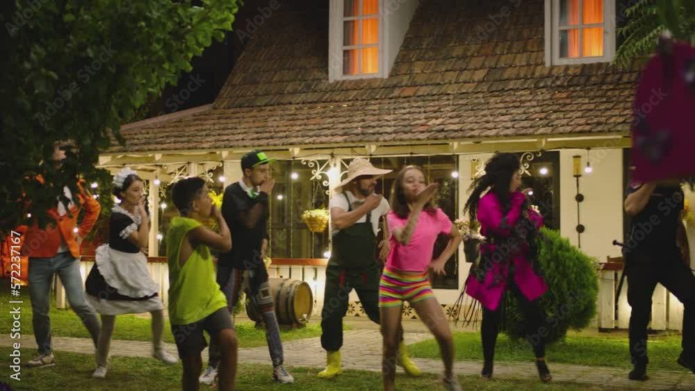 Vidéo Stock Group of funny , stylish multi aged dancers dancing near ...