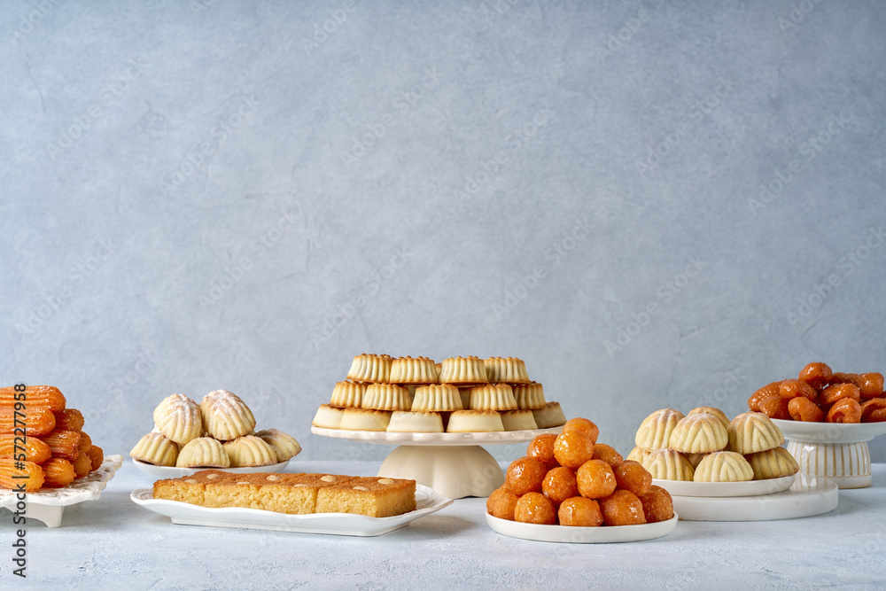 Foto de Assorted middle eastern sweets maamoul, awameh, basbousa ...